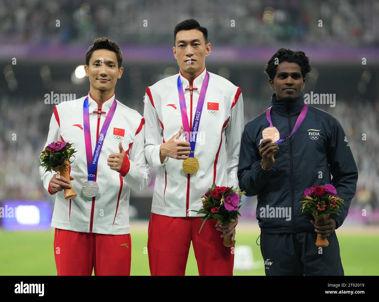 Hangzhou, China's Zhejiang Province. 3rd Oct, 2023. Gold medalist Zhu Yaming (C) of China ...