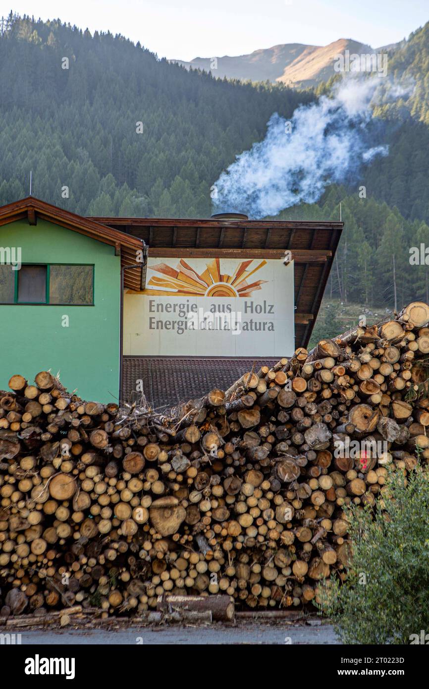 Schriftzug Energie aus Holz am Fernheizwerk Vals in Südtirol Italien ...