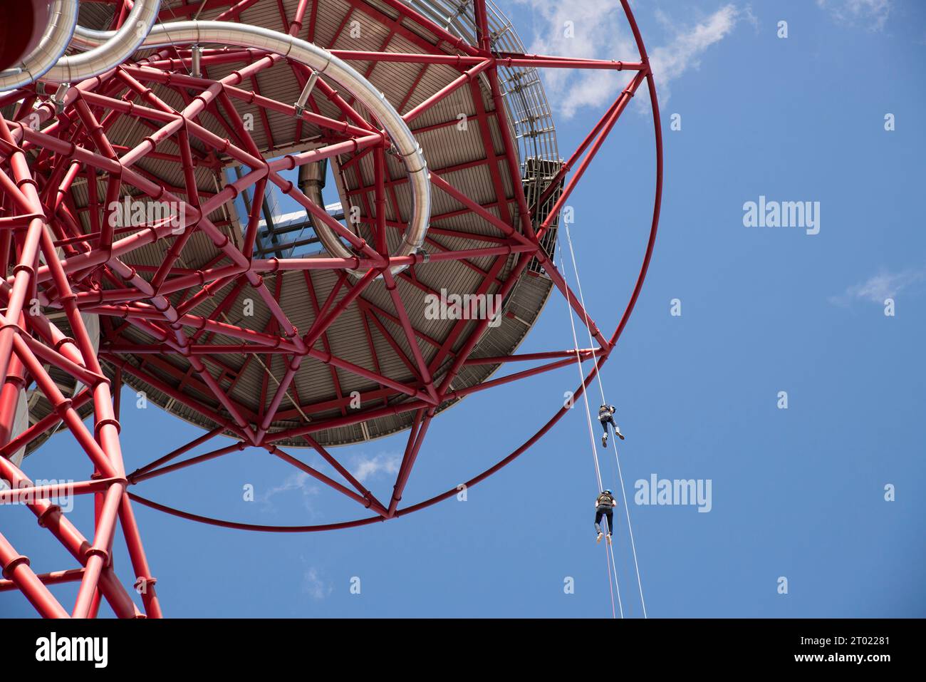 Abseiling at arcelormittal orbit hi-res stock photography and images ...