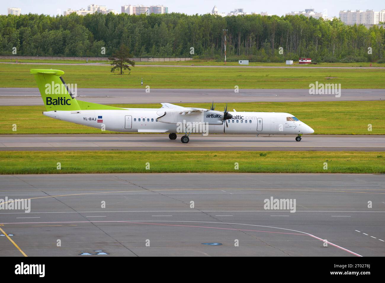 Bombardier dash 8 q400 hi-res stock photography and images - Alamy