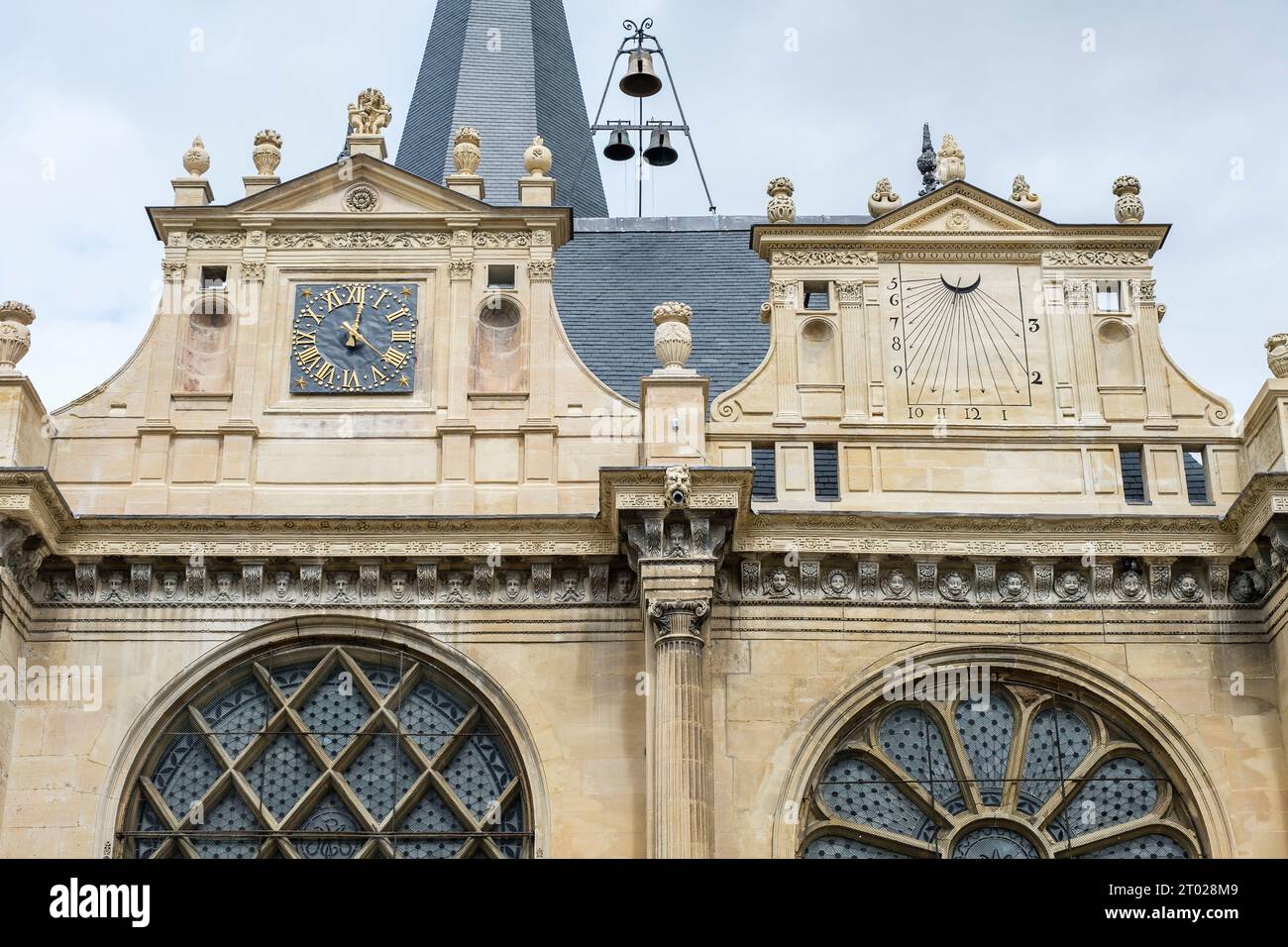 Tower clock and a sundial coast to coast on a church facade | Une ...
