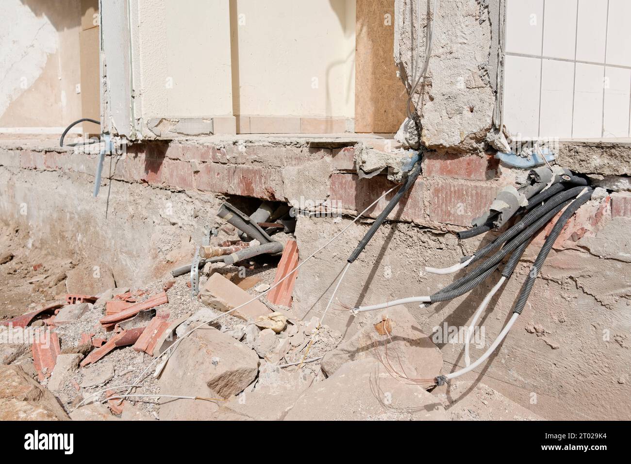 Construction site teardown house hi-res stock photography and images ...