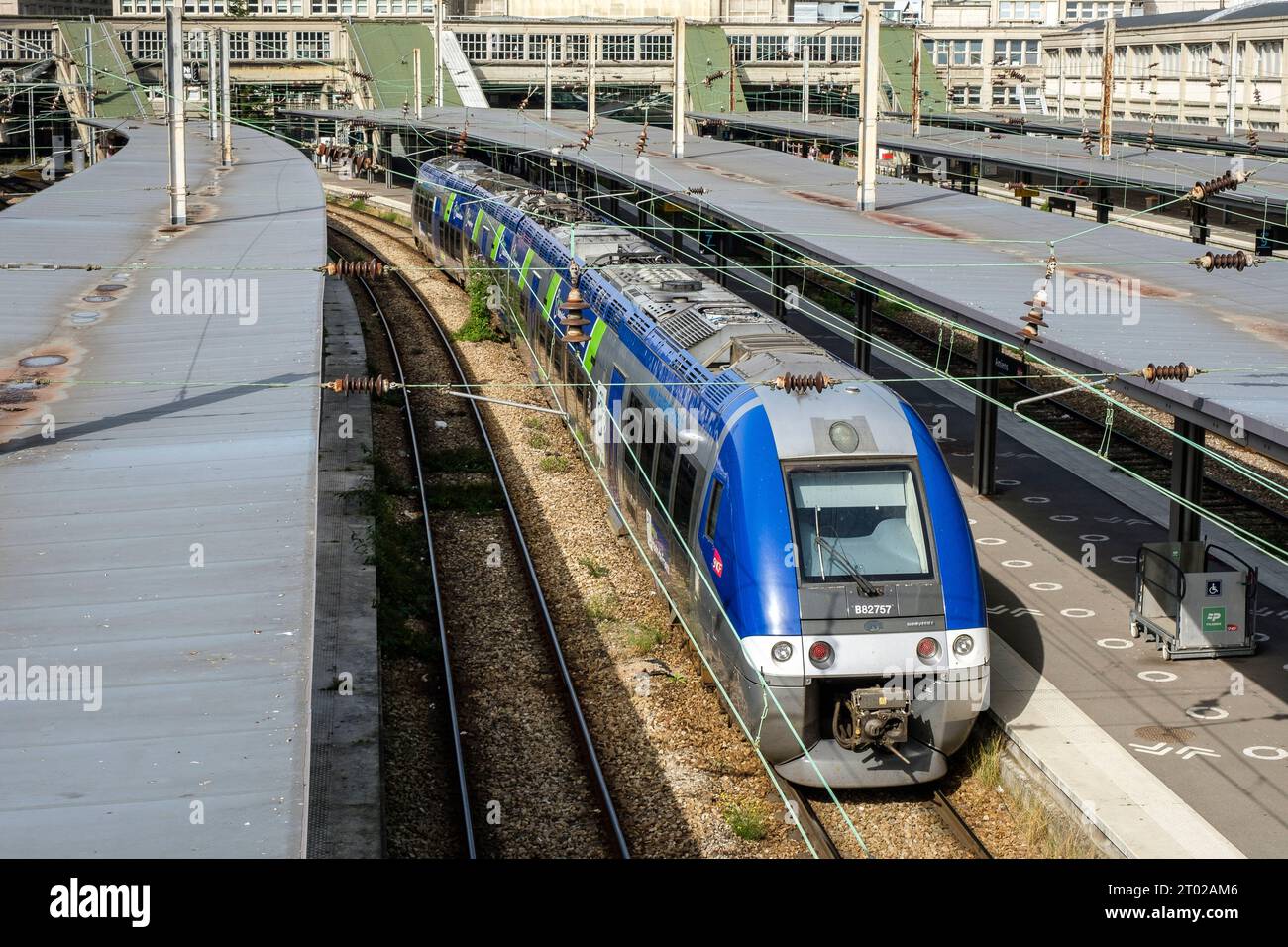 Train in thez Amiens station |Train en gare d'Amiens Stock Photo - Alamy