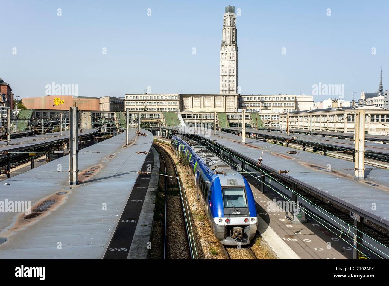 Train in thez Amiens station |Train en gare d'Amiens Stock Photo - Alamy