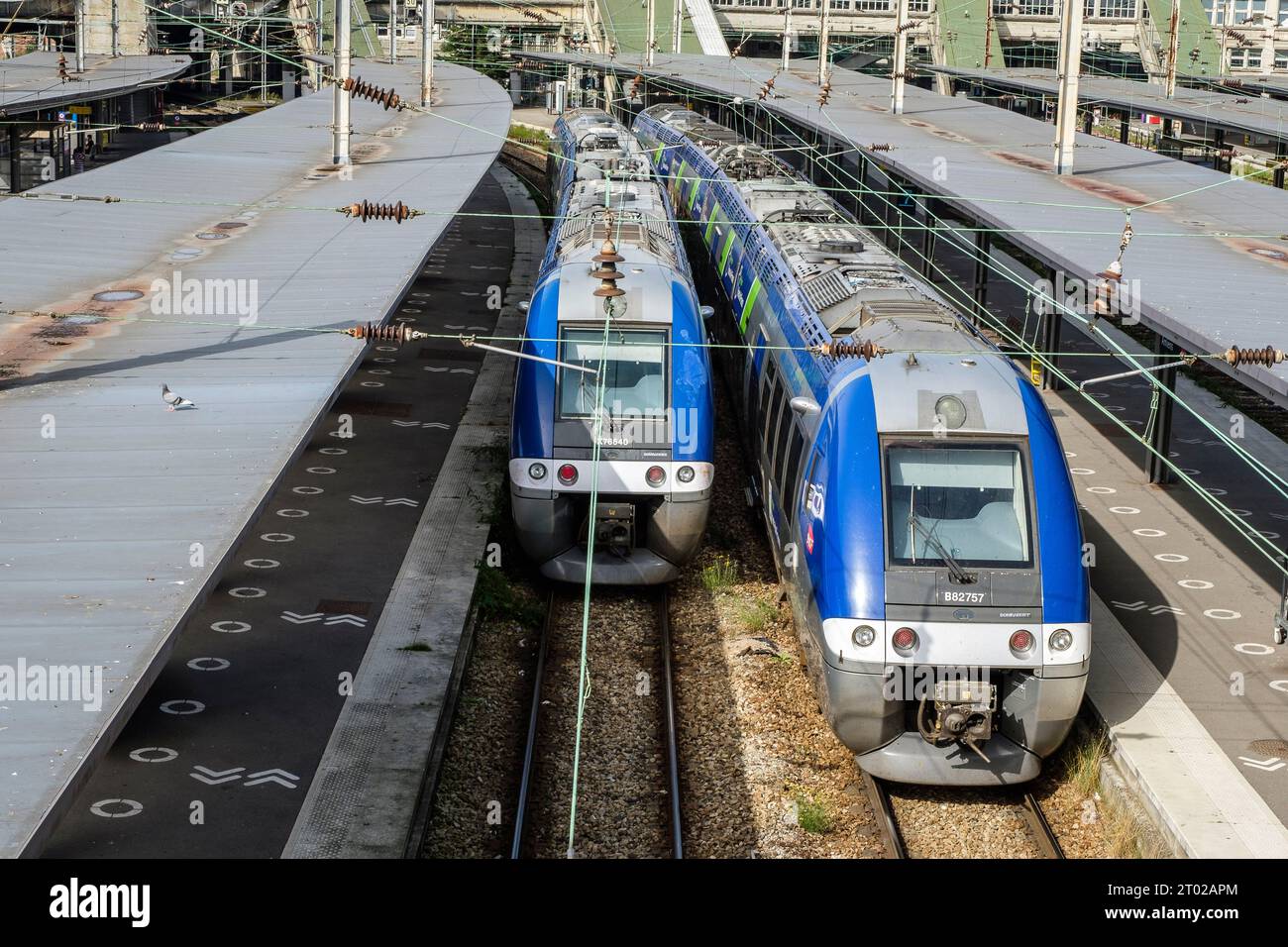 Train in thez Amiens station |Train en gare d'Amiens Stock Photo - Alamy