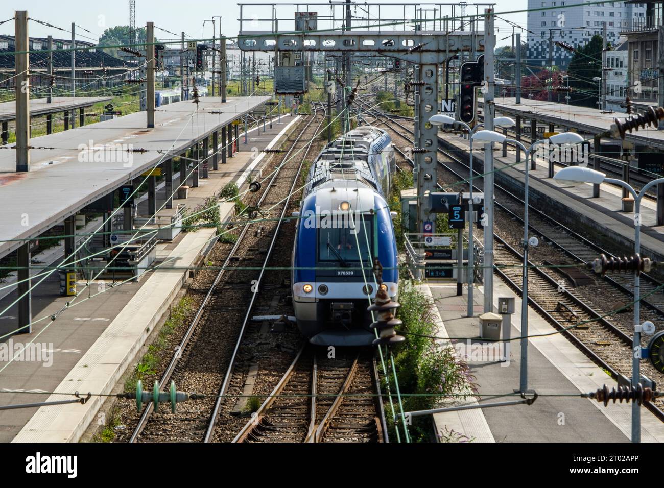 Train in thez Amiens station |Train en gare d'Amiens Stock Photo - Alamy