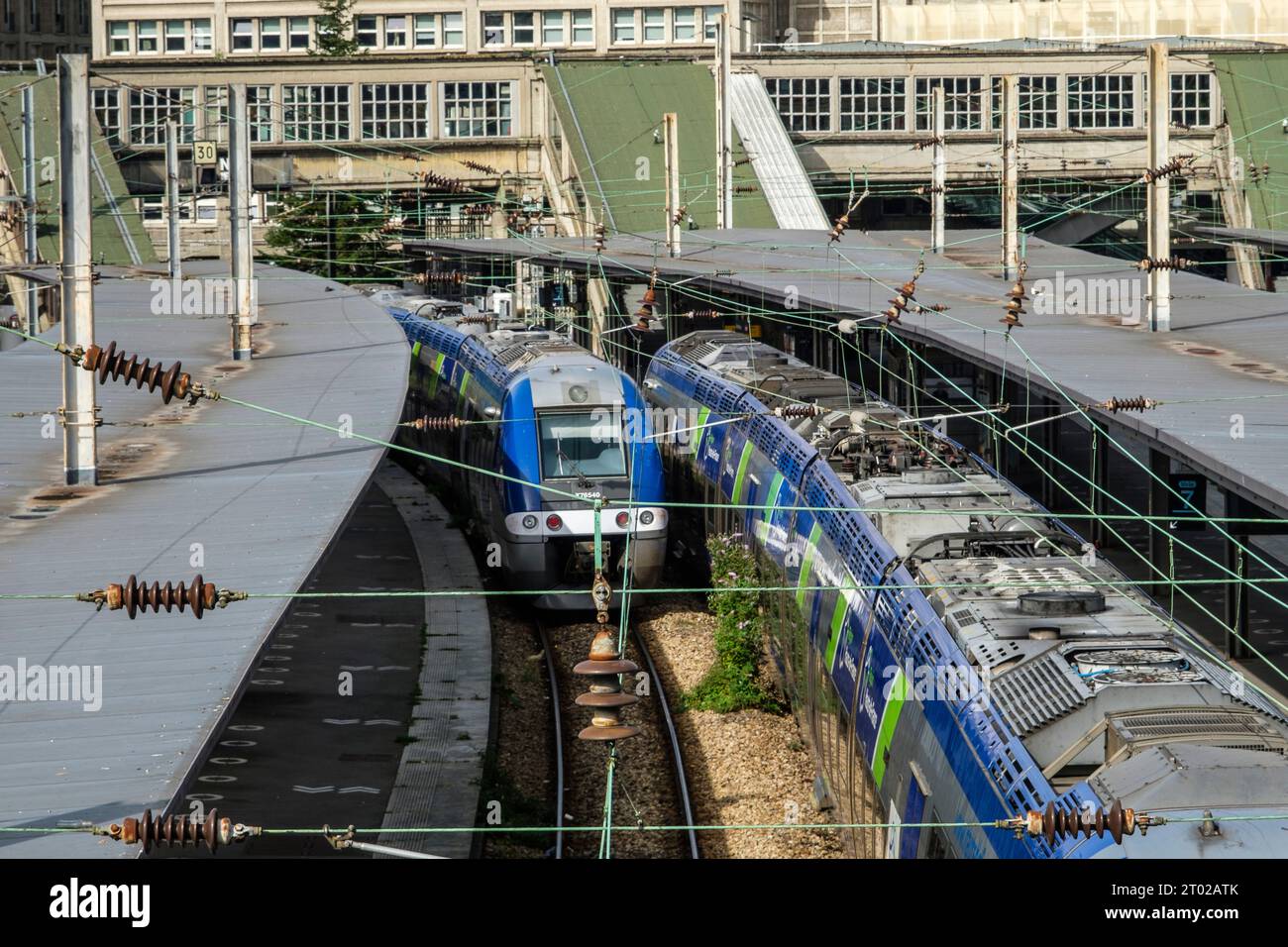 Train in thez Amiens station |Train en gare d'Amiens Stock Photo - Alamy
