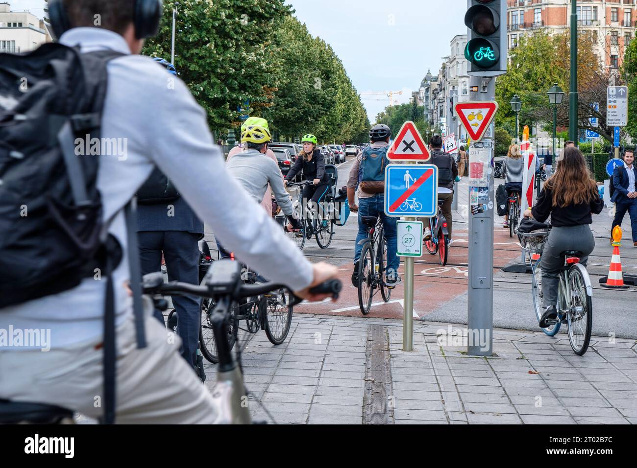 Going to work or to school with the bicycle with family - Biking on the tracks in Brussels - Out ...