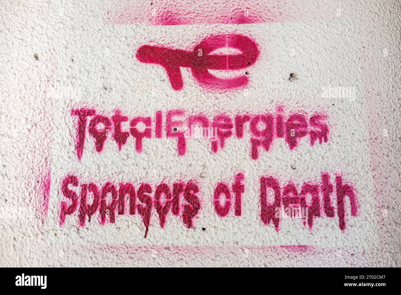 Anti-total company slogan painted on a wall | Slogan anti total peint ...