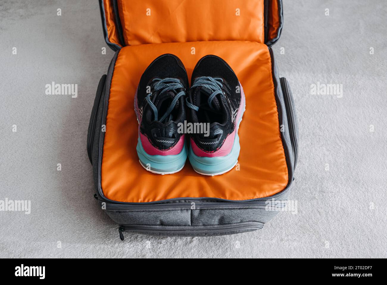 Minimalist travel, minimalism to trip, packing light, traveling with ...