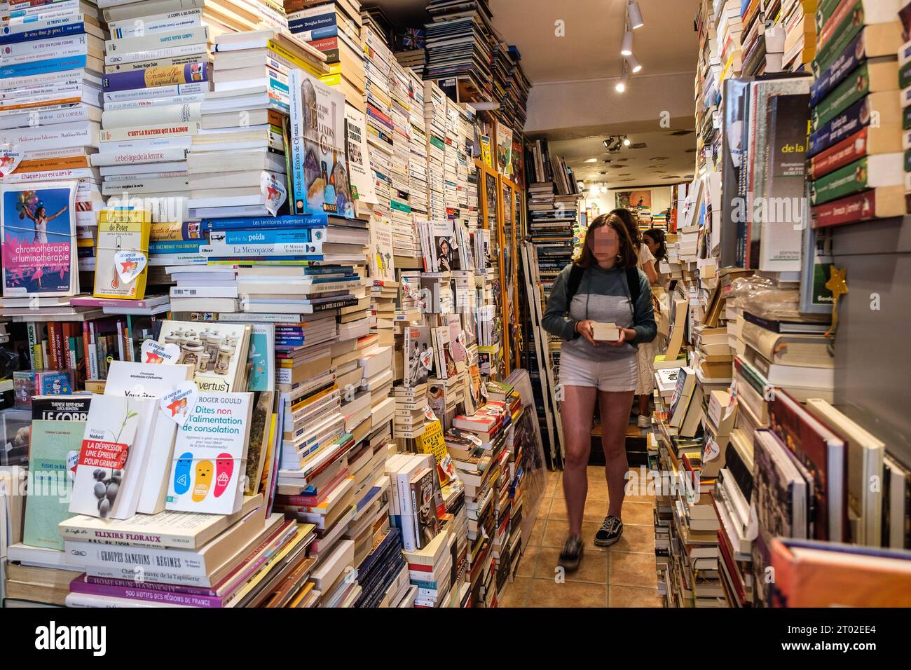 Alleys of a second-hand bookshop | Allees d'un magasdin de livres de ...