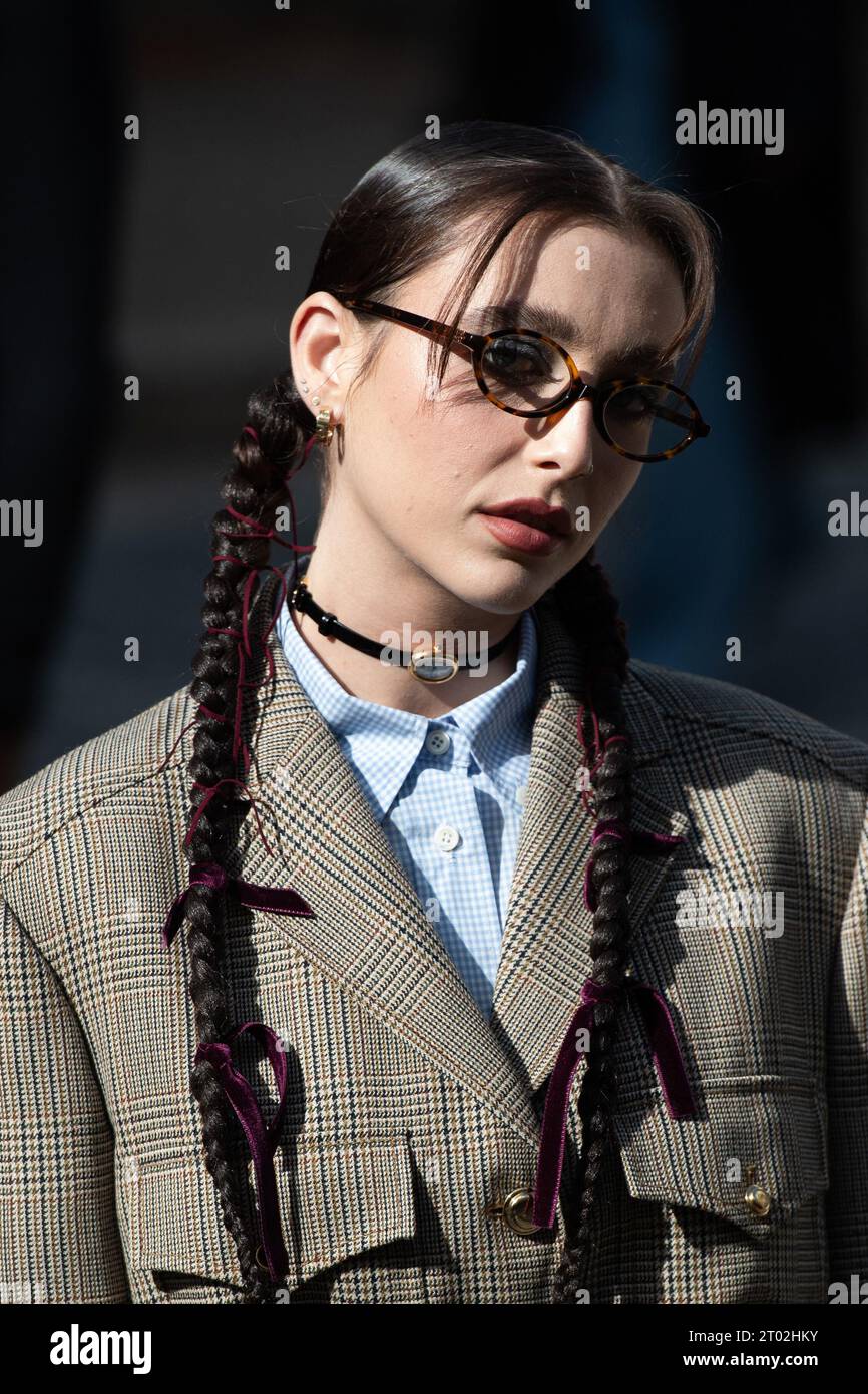 Emma chamberlain fashion week hi-res stock photography and images - Alamy