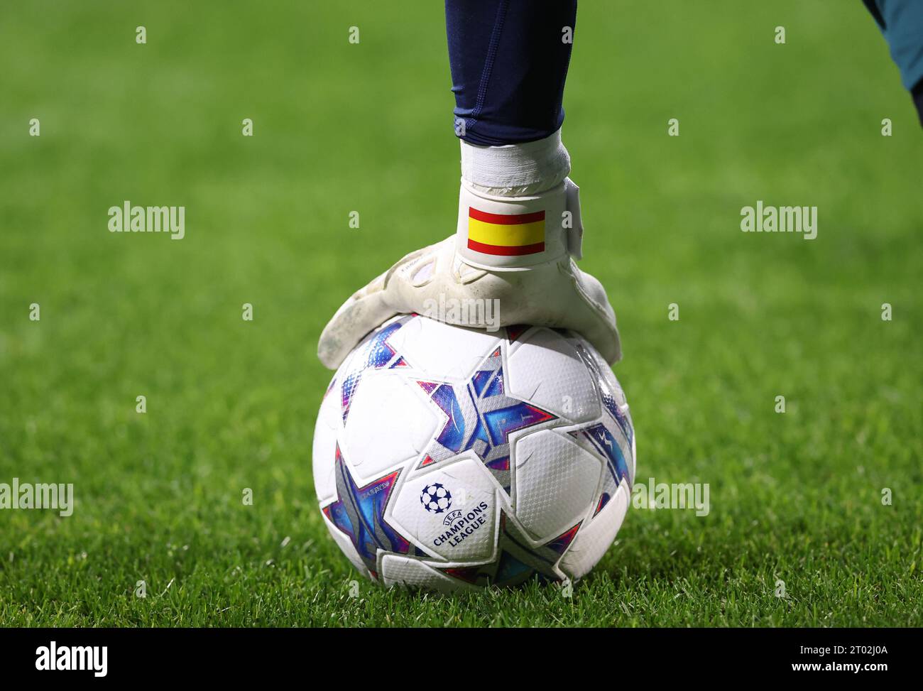 Lens, France. 3rd Oct, 2023. The gloved hand of David Raya of Arsenal ...