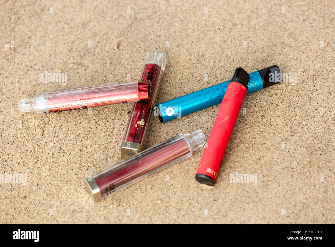 Single use disposable vapes lying discarded on a beach Stock Photo - Alamy