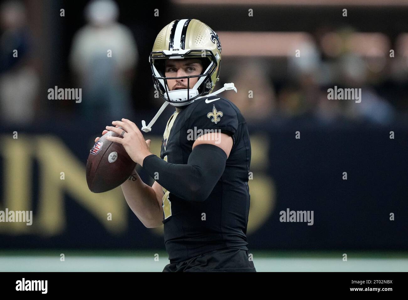 New Orleans Saints quarterback Derek Carr (4) warms up before an NFL ...