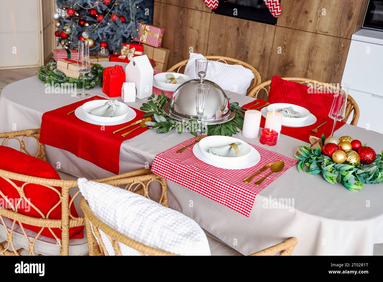 Christmas table setting with wreathes, decorations and cloche Stock ...