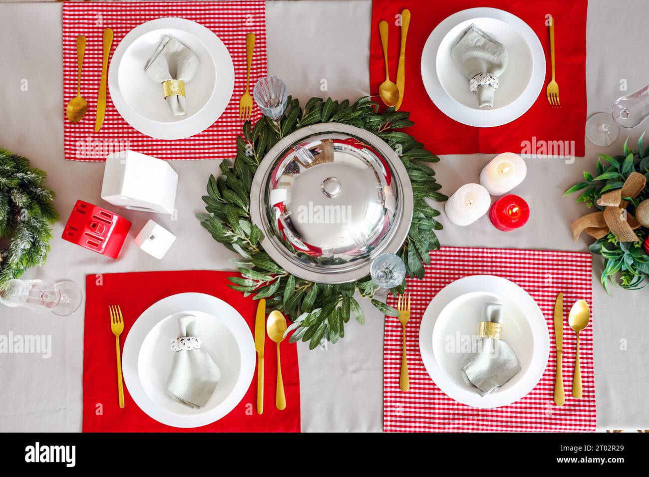 Christmas table setting with wreathes, decorations and cloche Stock ...