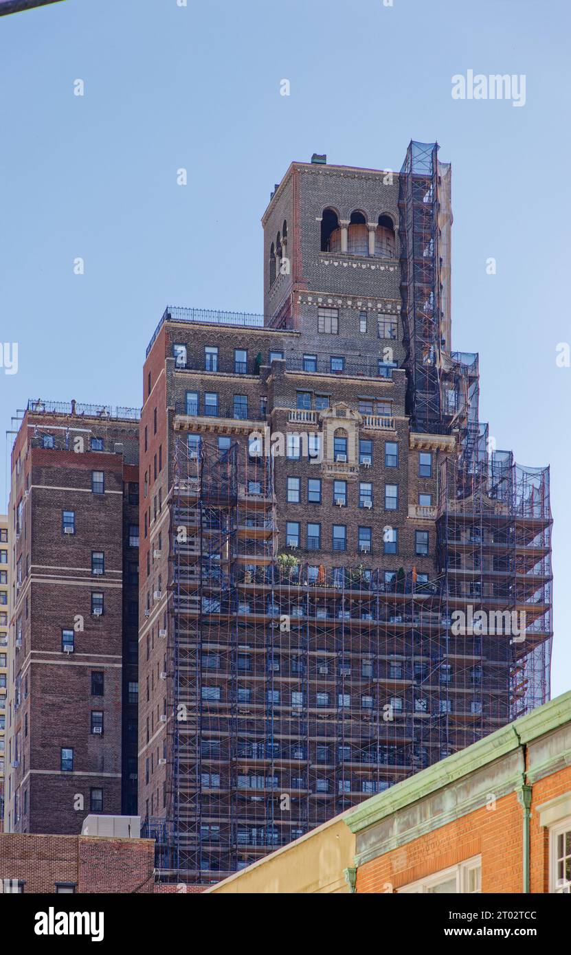 1 University Place, Greenwich Village, is an Emery Roth-designed high ...