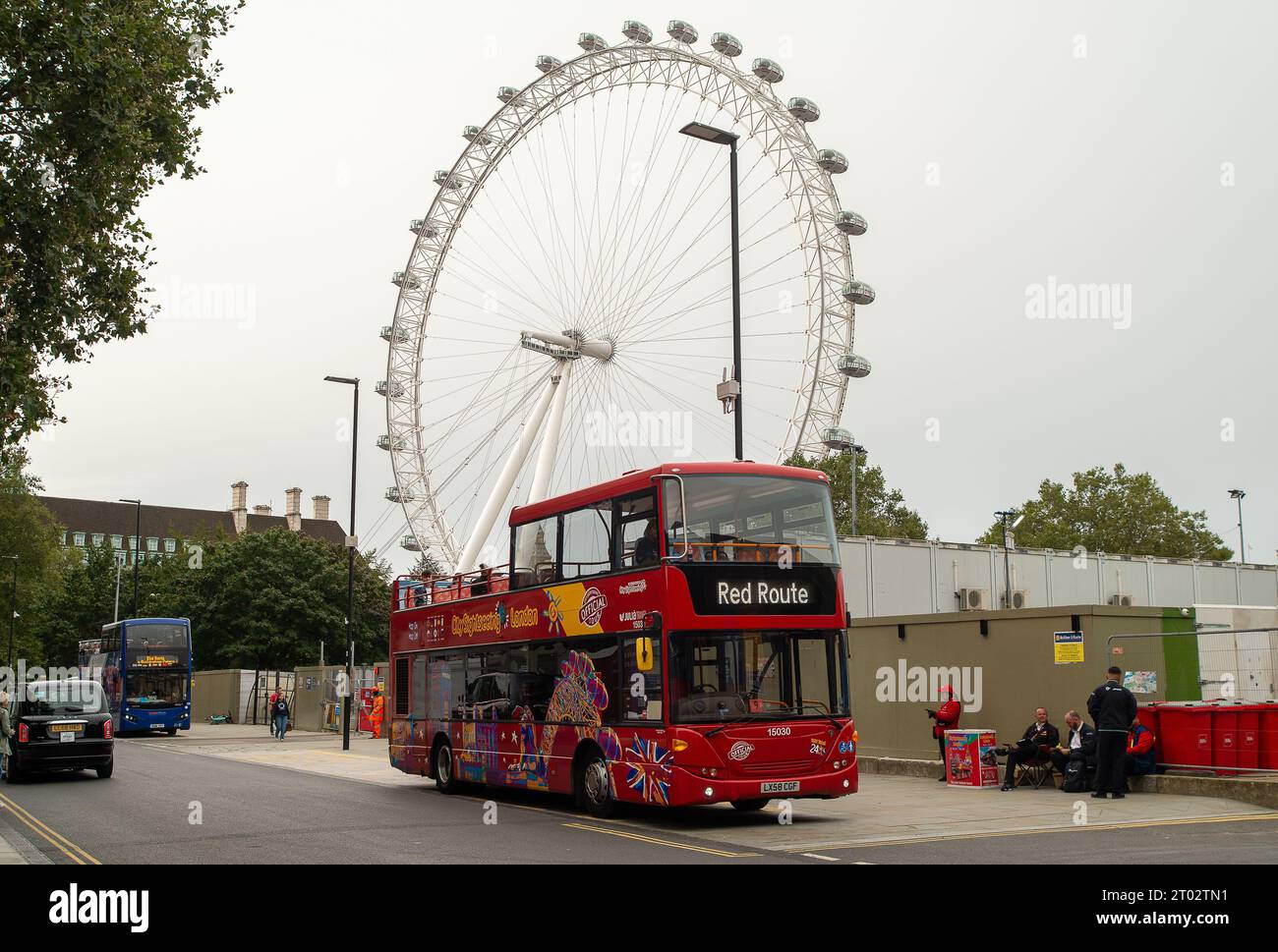 London, UK. 28th September, 2023. A red route bus passes the London Eye ...