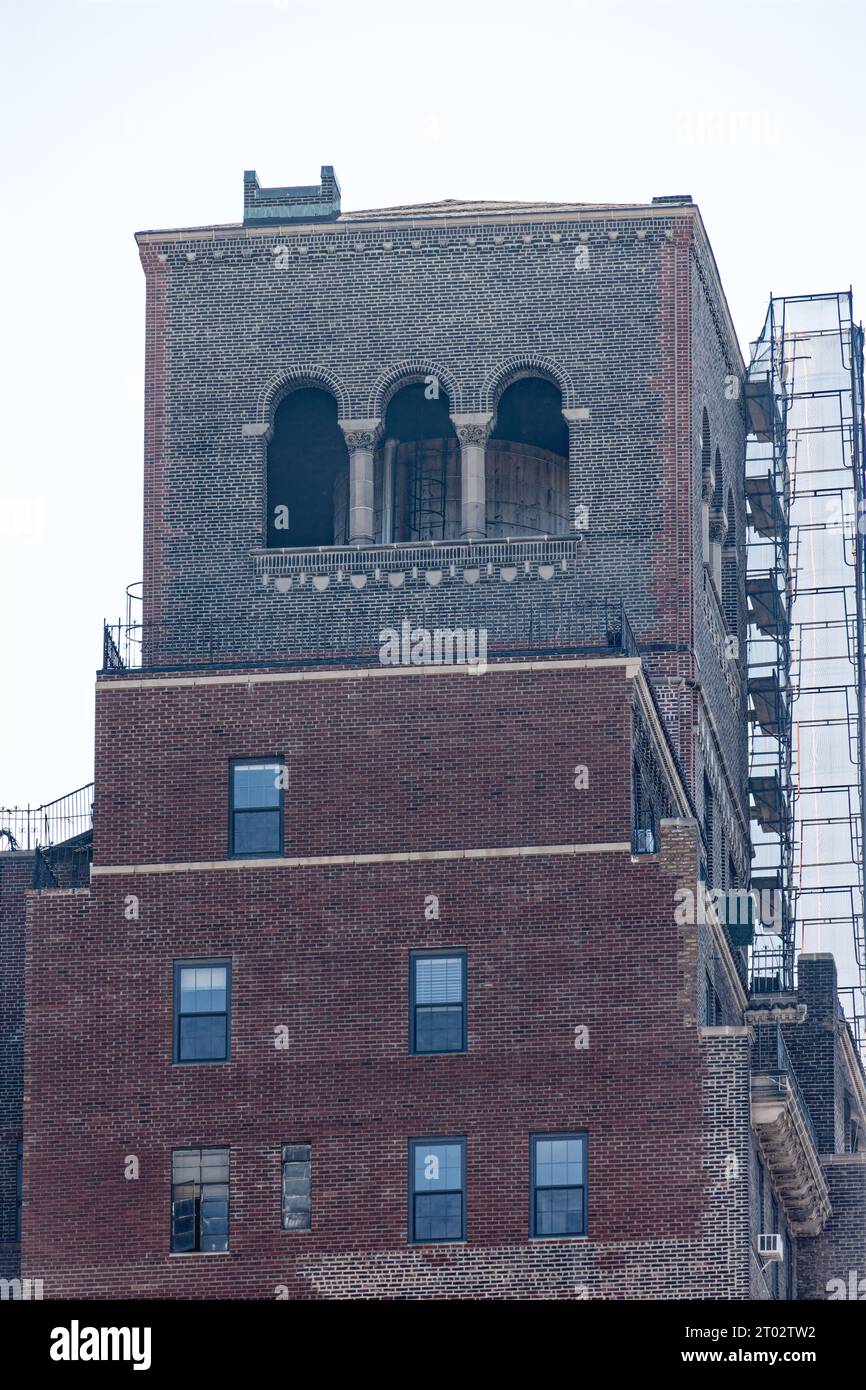 1 University Place, Greenwich Village, is an Emery Roth-designed high ...