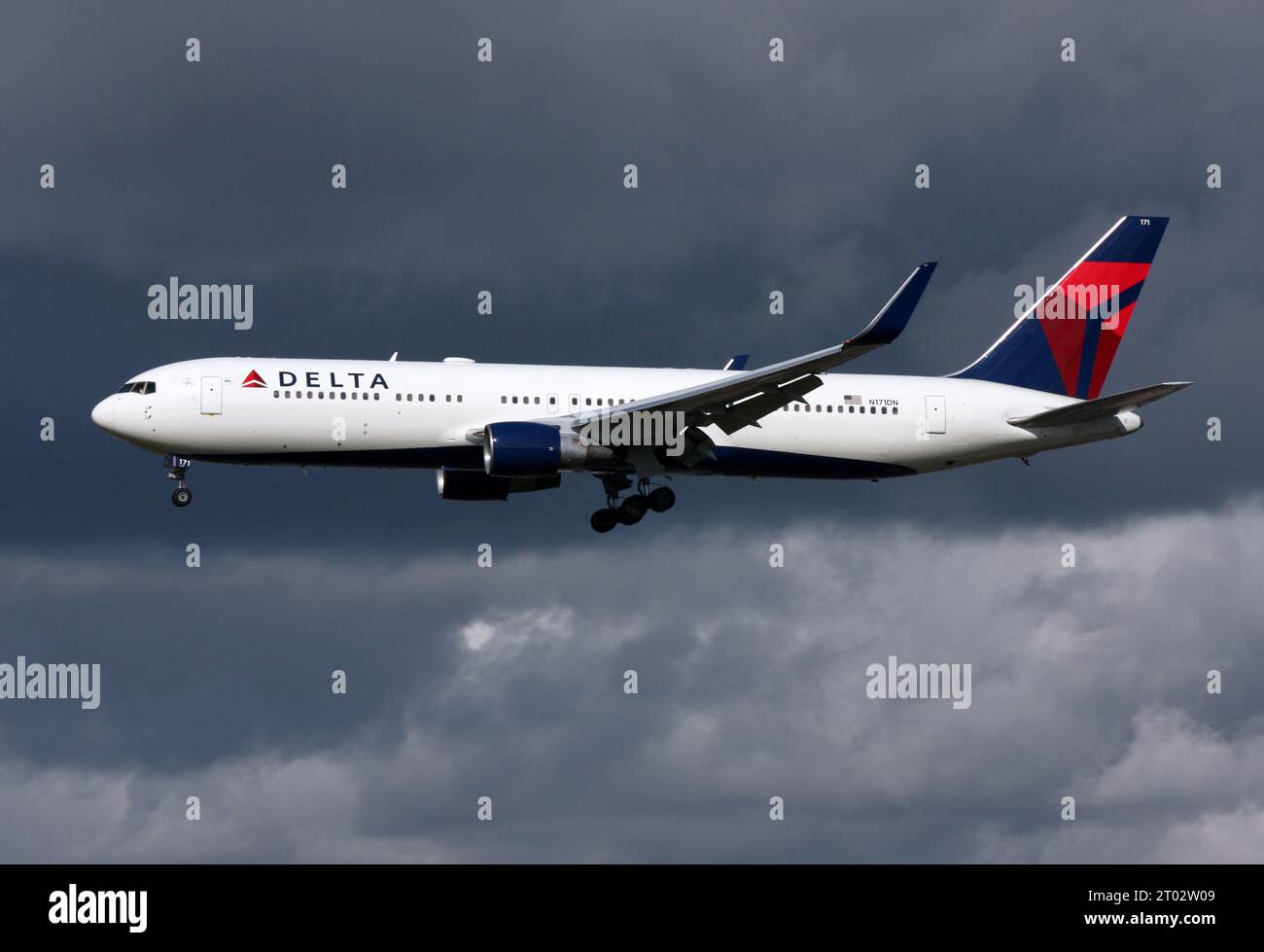A Boeing 767-300 of Delta Air Lines approaching London Gatwick Airport ...
