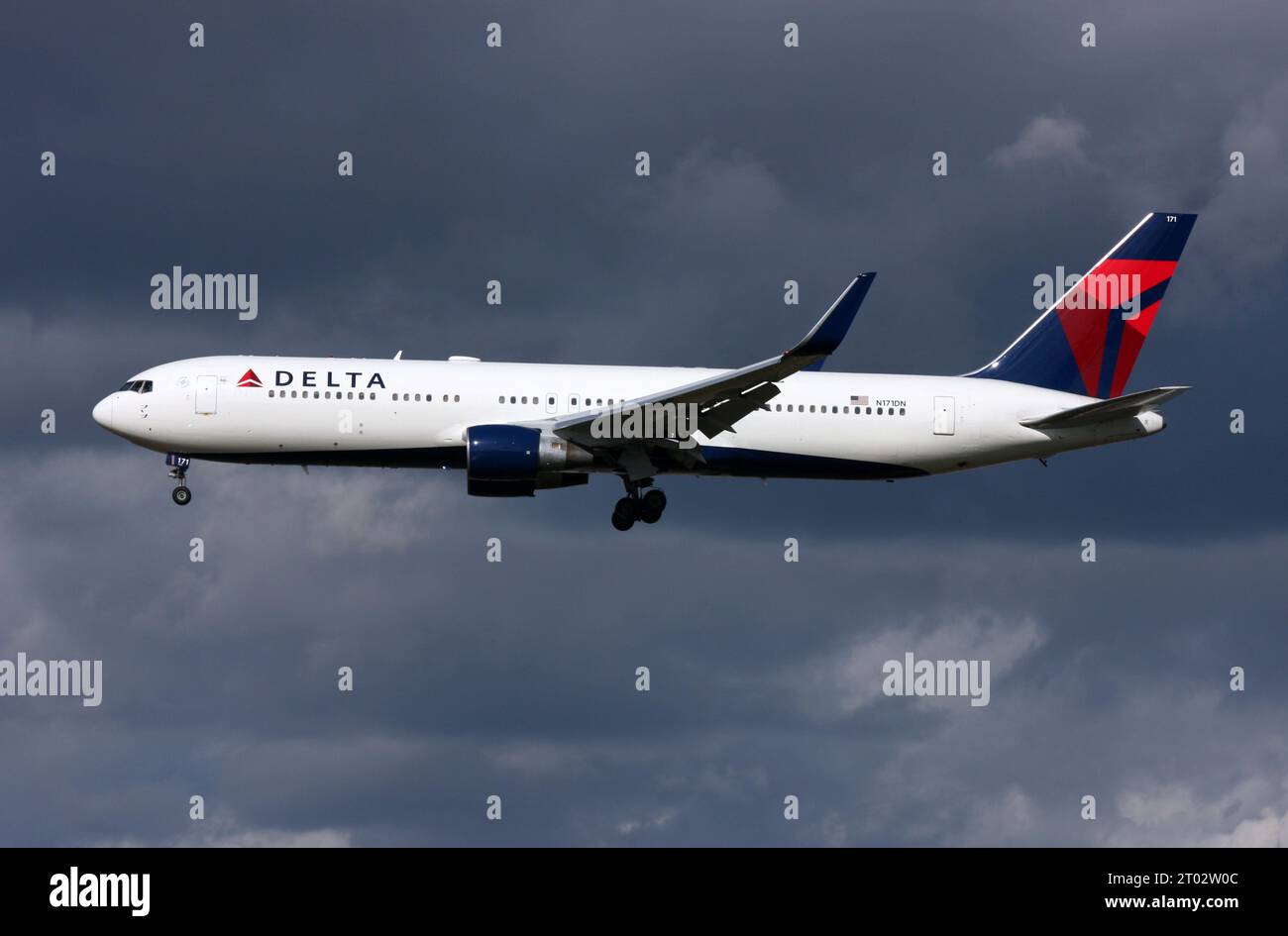 A Boeing 767-300 of Delta Air Lines approaching London Gatwick Airport ...