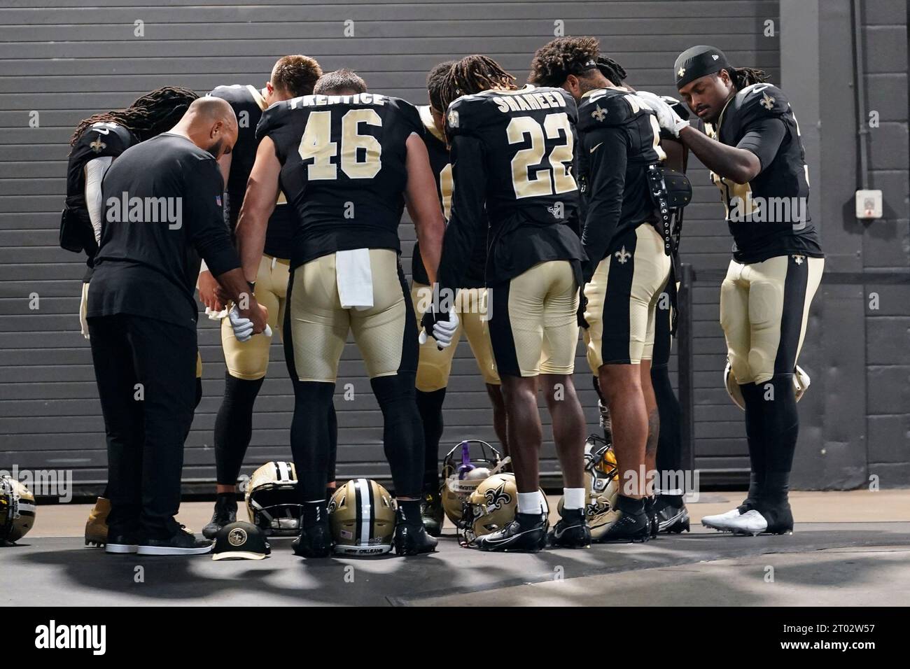 New Orleans Saints players huddle for prayer in a tunnel before an NFL ...