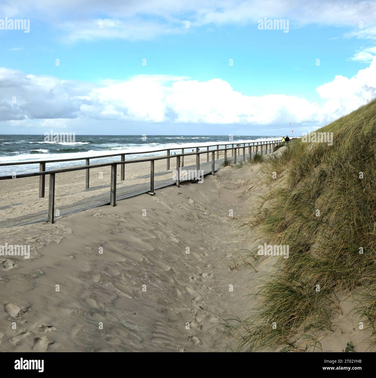 Aprilwetter am Strand von Westerland auf Sylt 03.10.23: Sonne, Wind ...
