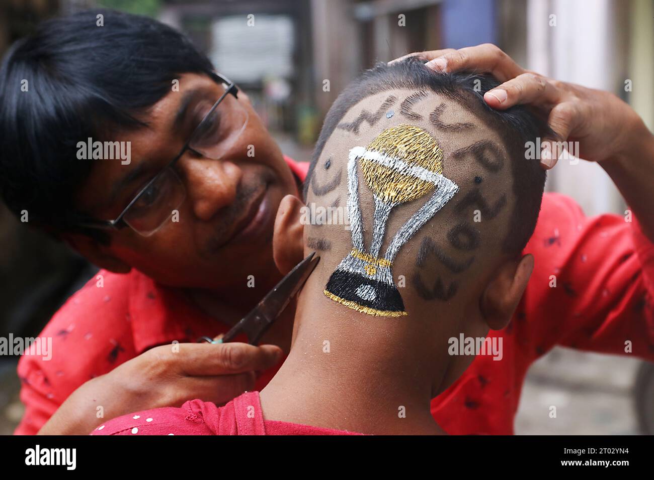 Kolkata City, India. 02nd Oct, 2023. Indian hair dresser, Robin Das ...