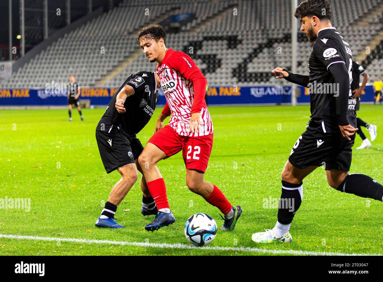 Am Ball: Mika BAUR (SCF II, #22) beim Drittligaspiel SC Freiburg II (2 ...
