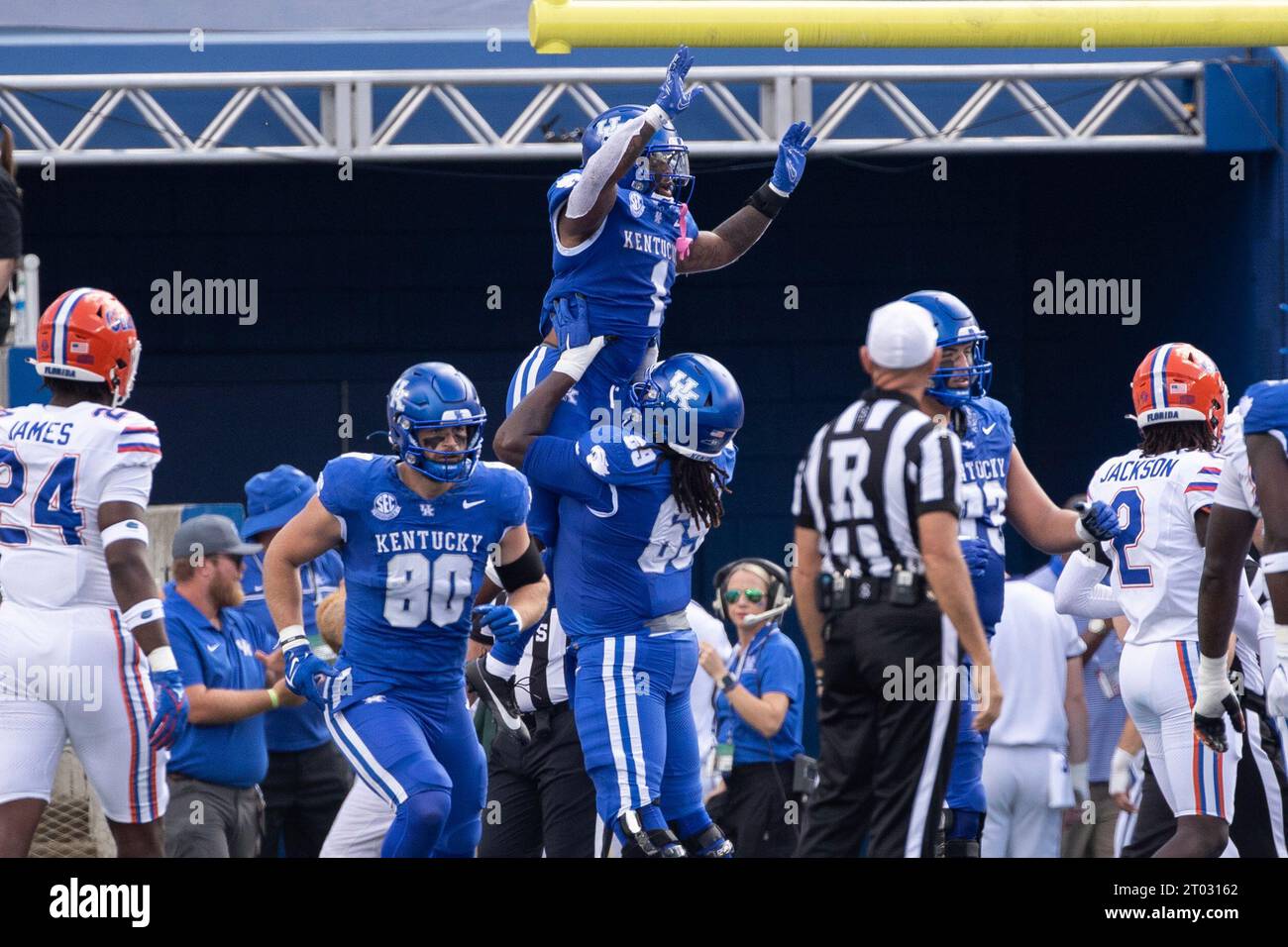 Kentucky running back Ray Davis (1) celebrates his touchdown in the ...