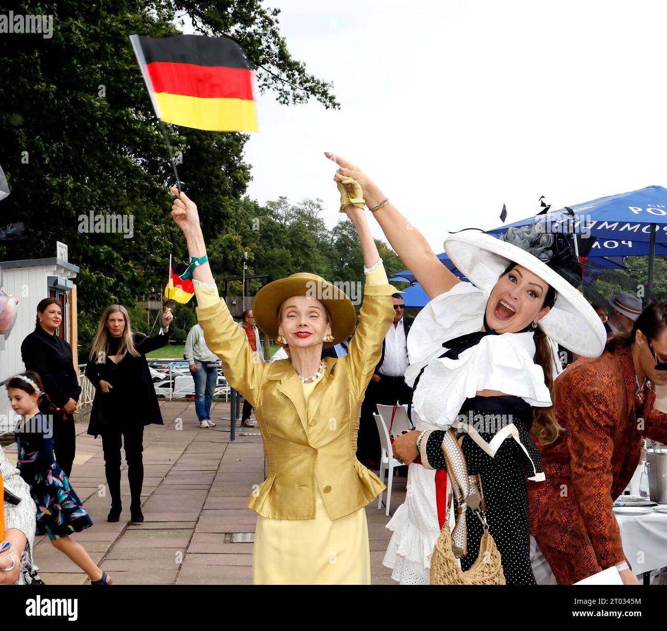 Britt Kanja, Manuela Vobach beim Renntag der Deutschen Einheit auf der ...