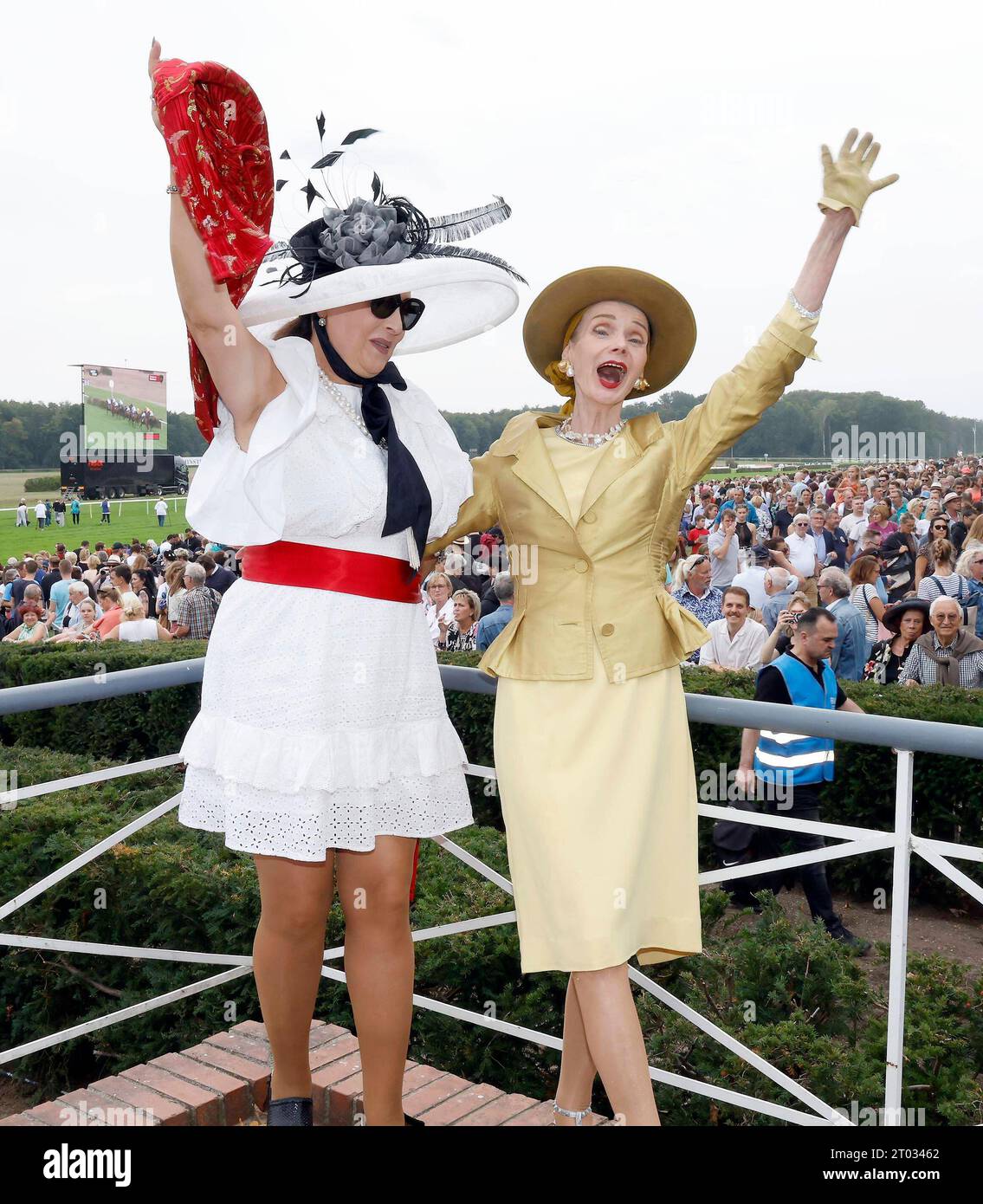Manuela Vobach, Britt Kanja beim Renntag der Deutschen Einheit auf der ...