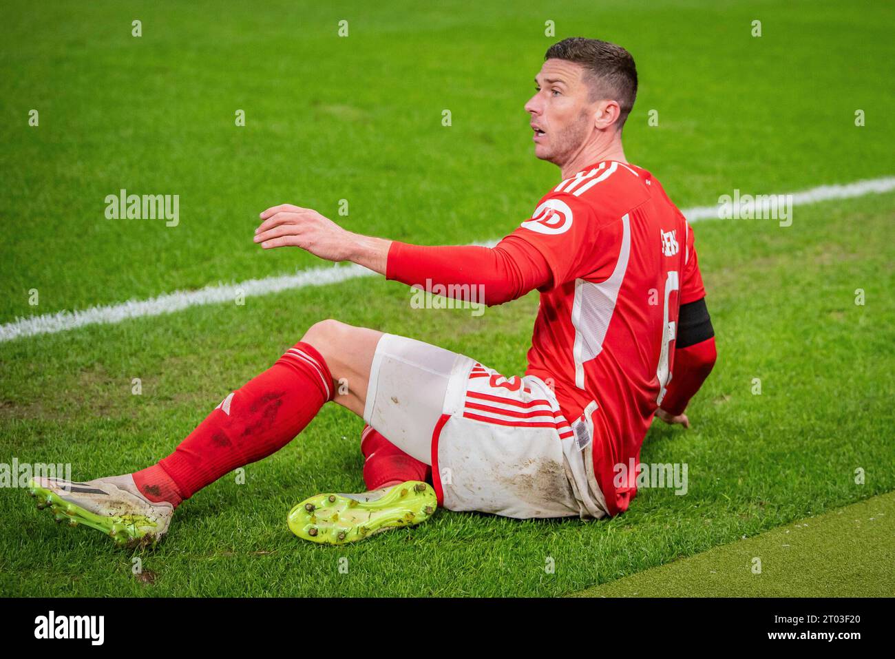 Robin Gosens (1. FC Union Berlin, #6) auf dem Boden liegend UEFA ...
