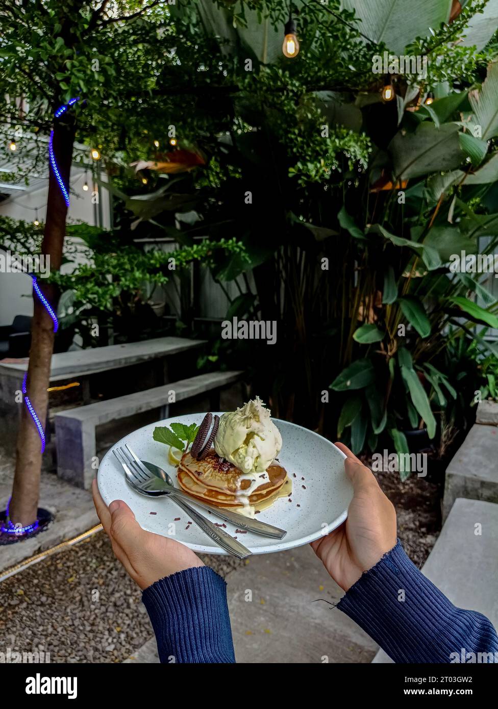 Bring delicious food to eat Stock Photo - Alamy