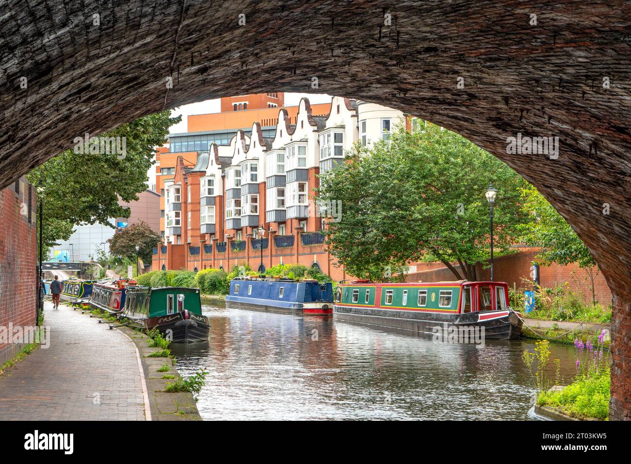 Under Bridge on Old Line Canal, Birmingham, Warwickshire, England Stock ...