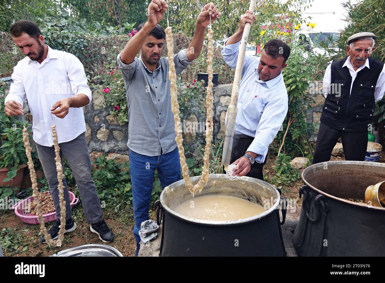 Diyarbakir, Turkey. 01st Oct, 2023. Young men are seen smearing ...