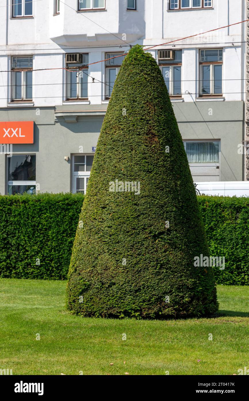 In the shape of a pyramid hi-res stock photography and images - Alamy