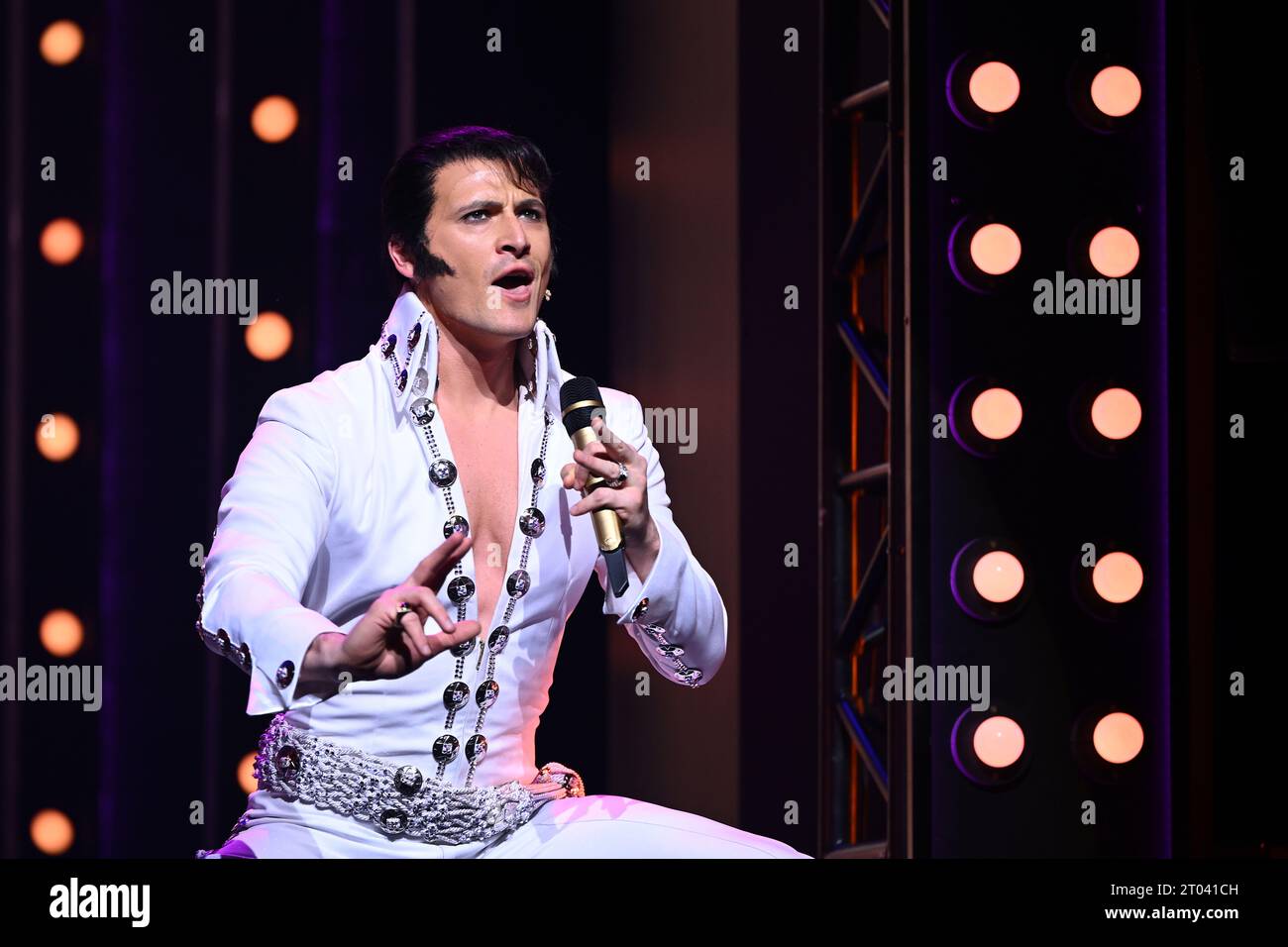 Melbourne, Australia. 04th Oct, 2023. Australian performer Rob Mallett ...