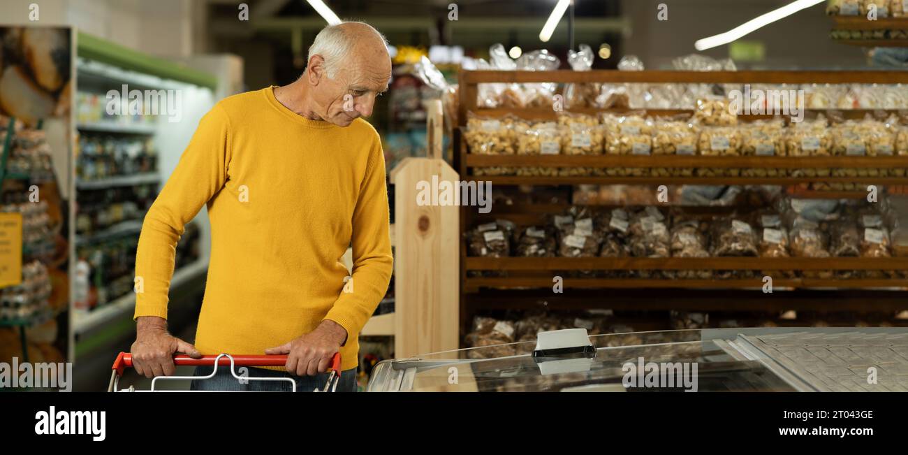 Convenience shop fridge hi-res stock photography and images - Alamy