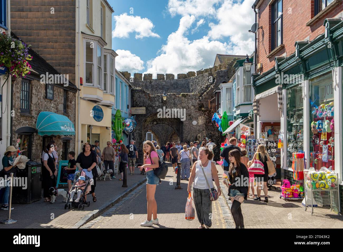Inside of castle walls hi-res stock photography and images - Alamy