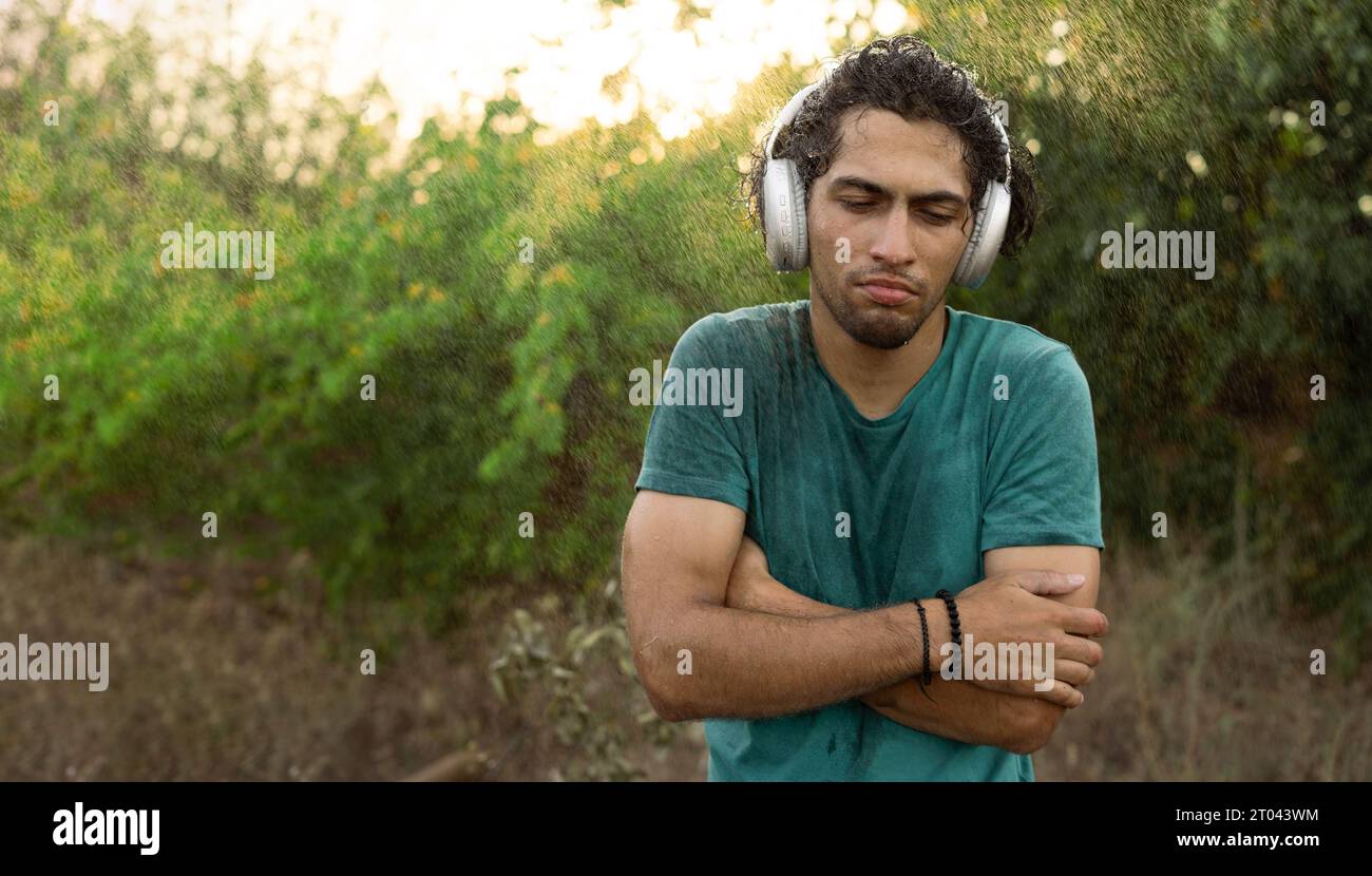 Sad man in outdoor rain hi-res stock photography and images - Alamy