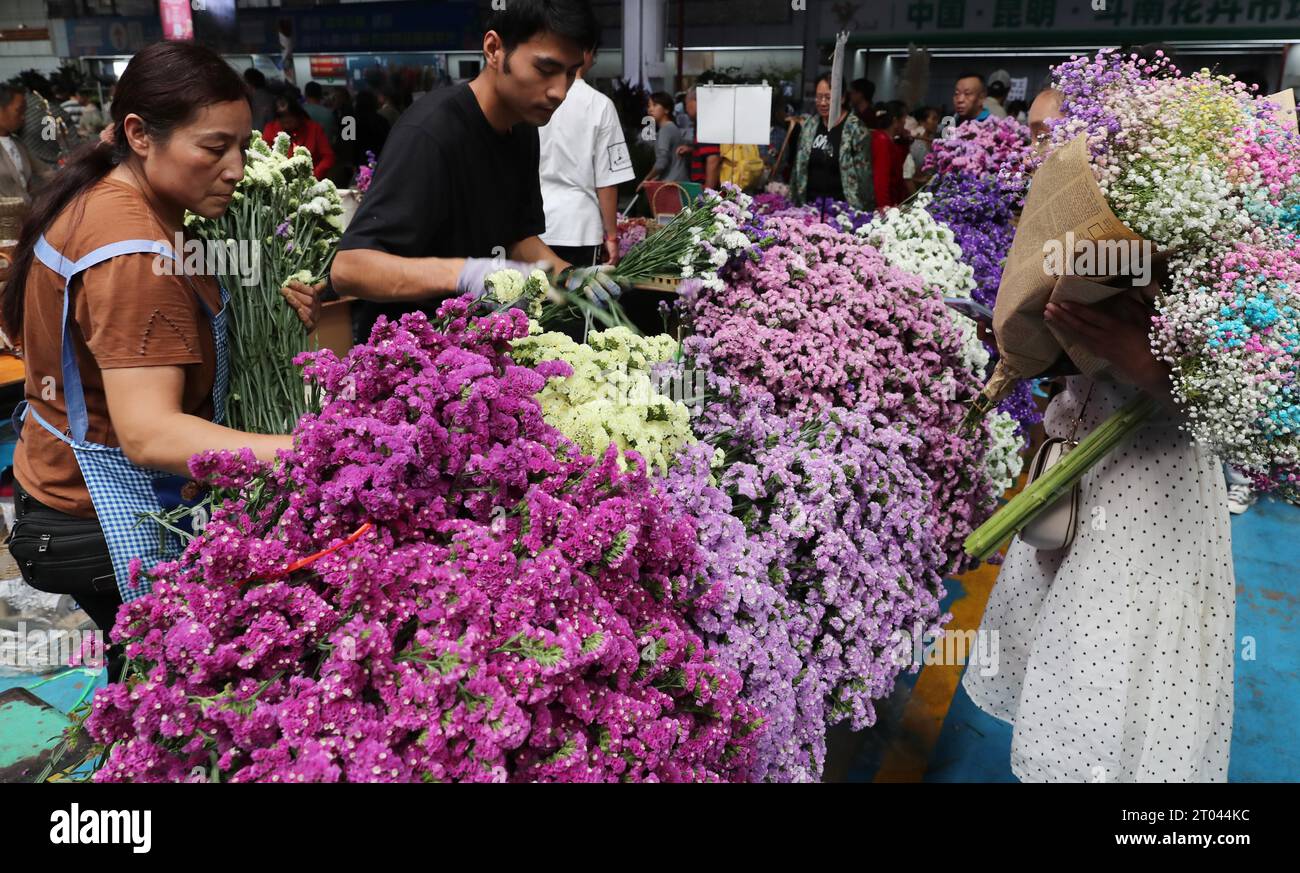 The Dounan flower market is crowded with people during the Mid-Autumn ...