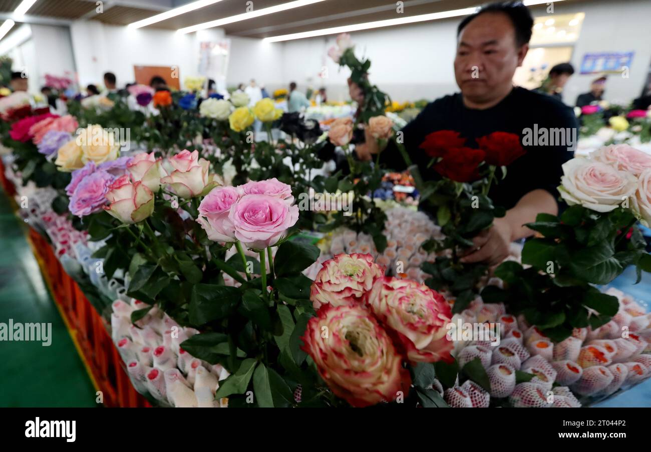 The Dounan flower market is crowded with people during the Mid-Autumn ...
