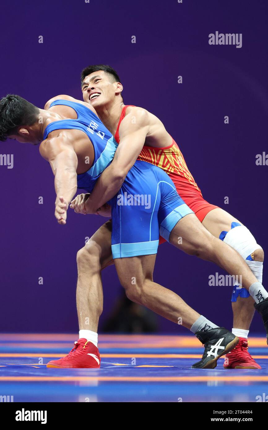 Hangzhou, China's Zhejiang Province. 4th Oct, 2023. Liu Rui (red) of ...