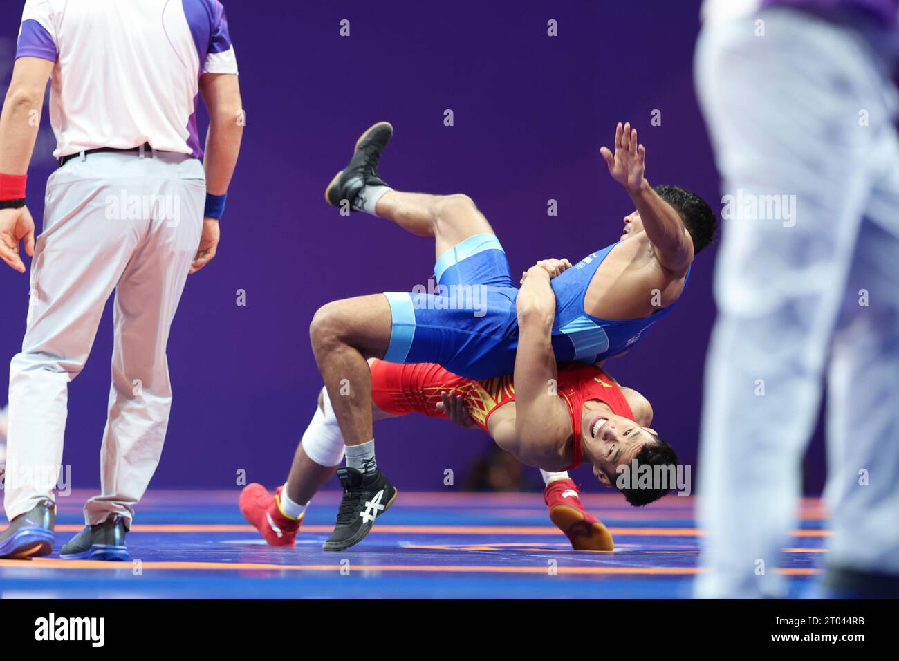 Hangzhou, China's Zhejiang Province. 4th Oct, 2023. Liu Rui (red) of ...