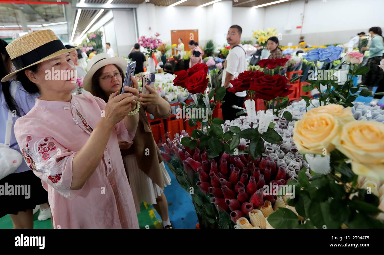 The Dounan flower market is crowded with people during the Mid-Autumn ...