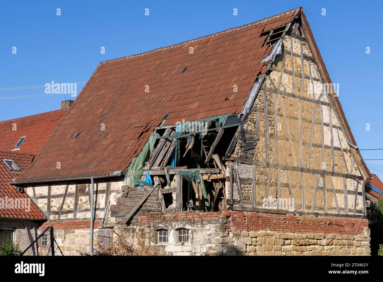 Half destroyed building hi-res stock photography and images - Alamy