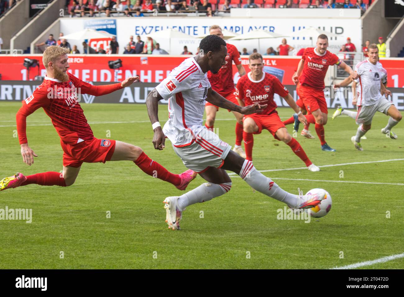 Jan-Niklas BESTE 1. FC Heidenheim l. tries to prevent Sheraldo BECKER ...
