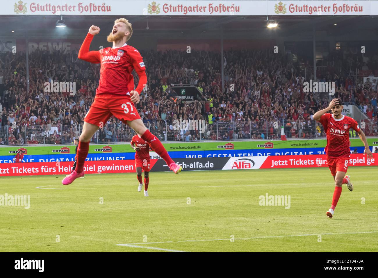 Jan-Niklas BESTE 1. FC Heidenheim Airborne jump and jubilation r., Eren ...